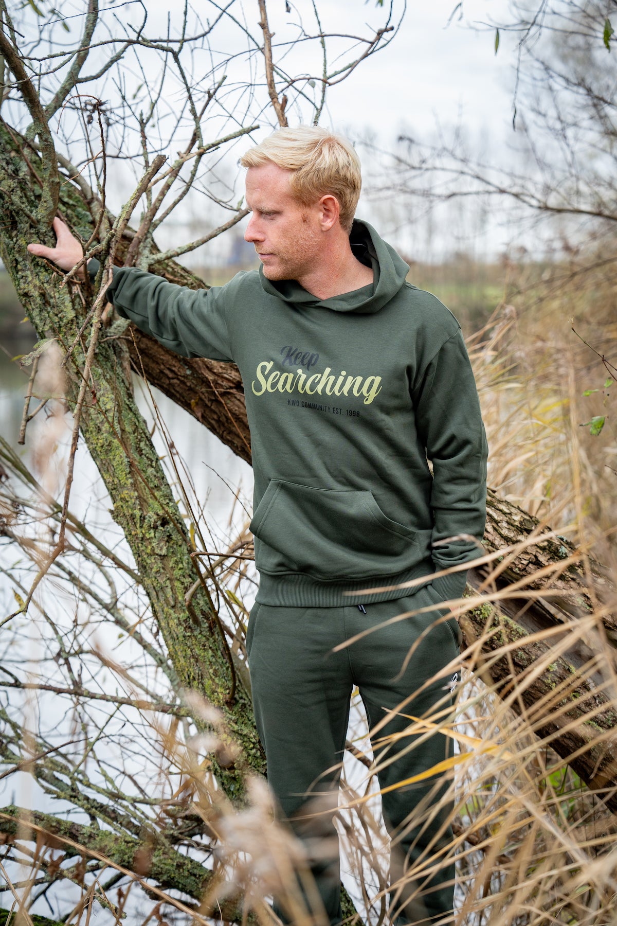 KWO Keep Searching Hoodie - Kleding voor karpervissen – KWO Shop